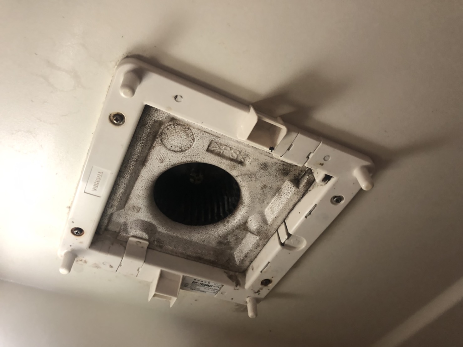 【浴室換気扇が動かない・横浜市保土ヶ谷区】東芝DVF-10USBKCT交換工事/安心費用と技術で業者をお探しなら ｜ 横浜のテレビアンテナなどの工事なら安心の技術と価格が評判の電気べんりドットコムへ