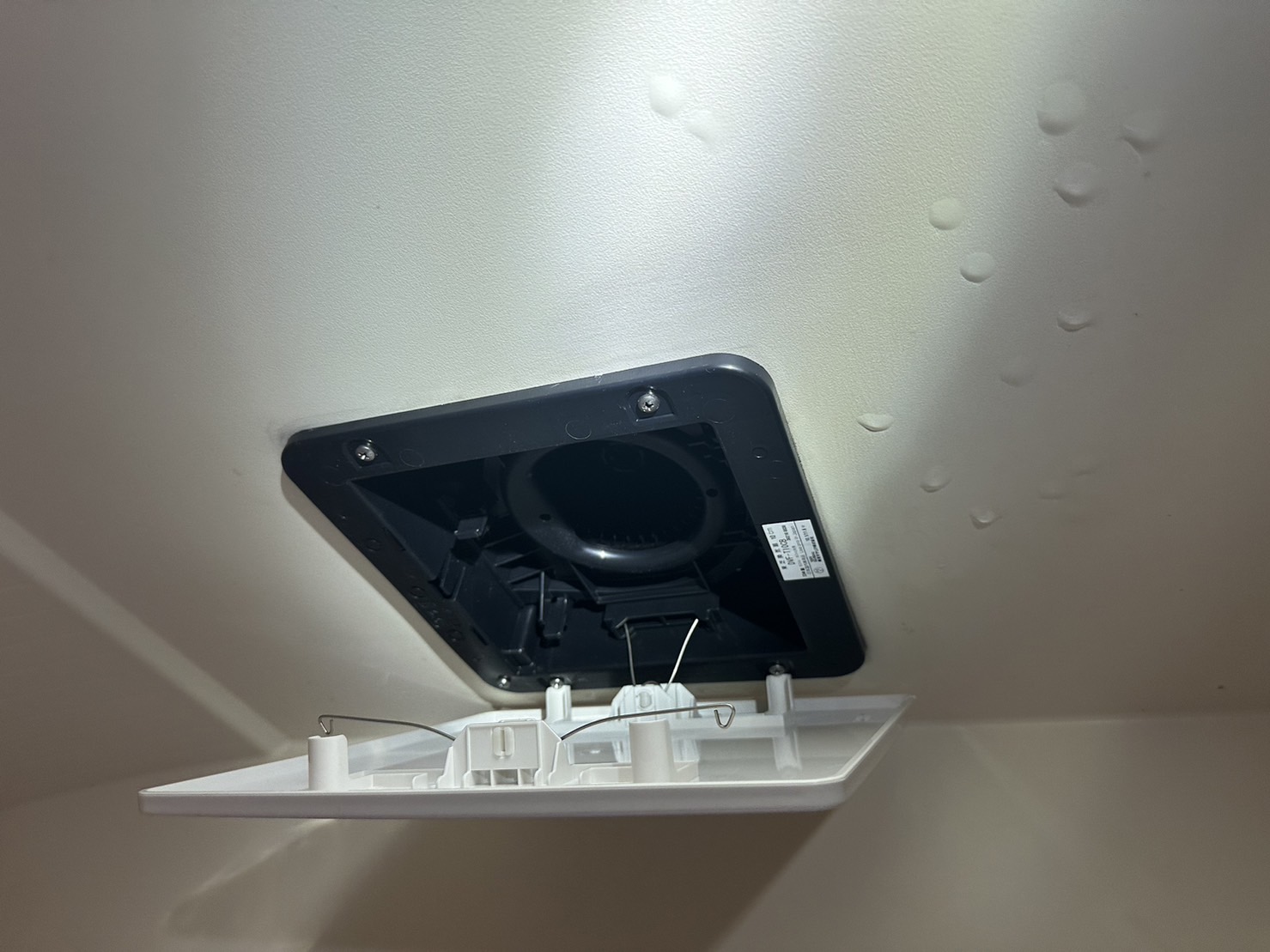 浴室換気扇「東芝DVF-G10CB4」を交換修理のブログ/横浜市泉区 ｜ 横浜のテレビアンテナなどの工事なら安心の技術と価格が評判の電気べんりドットコムへ