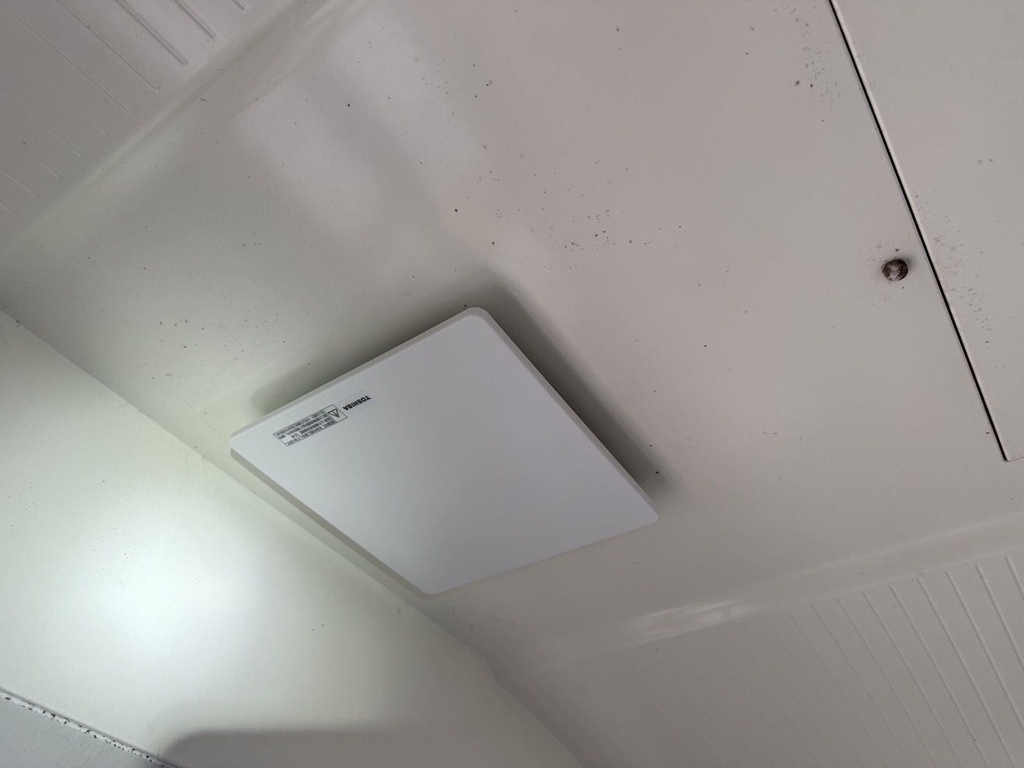 座間市にて浴室換気扇（東芝DVF-10USBKCT）の交換修理 ｜ 横浜のテレビアンテナなどの工事なら安心の技術と価格が評判の電気べんりドットコムへ